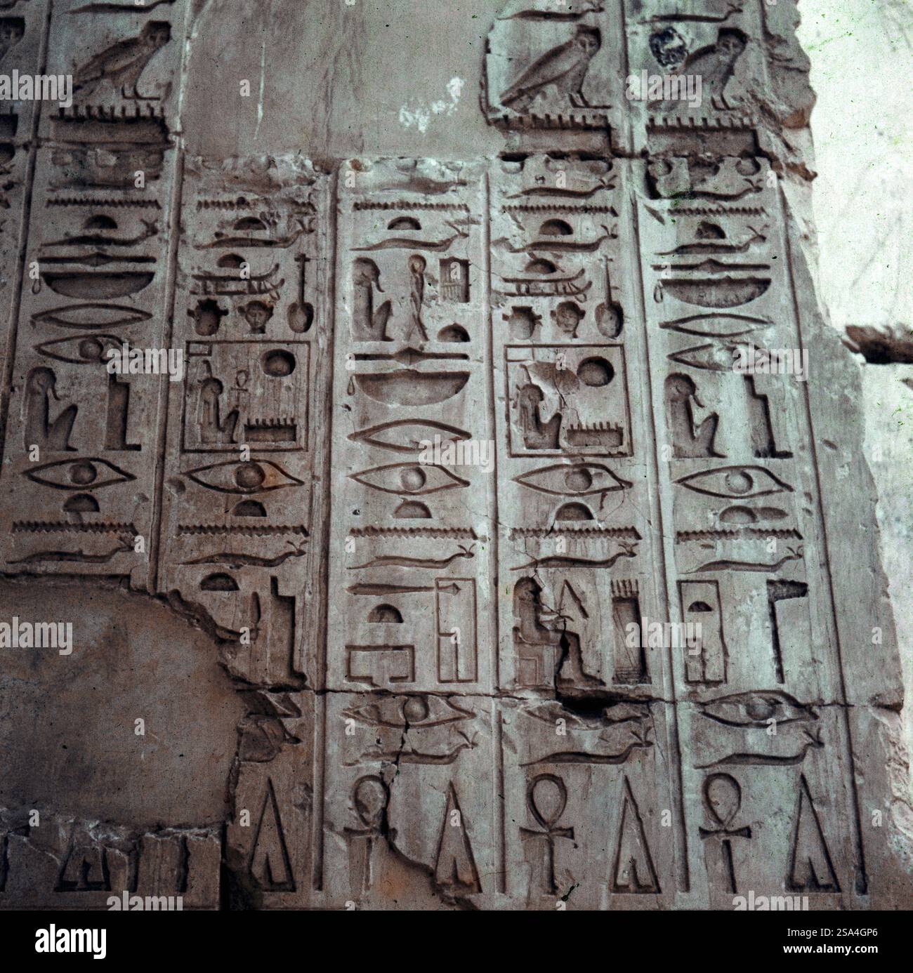 Hieroglyphentext in einem Wandrelief im Totentempel des Pharao Sethos I ...