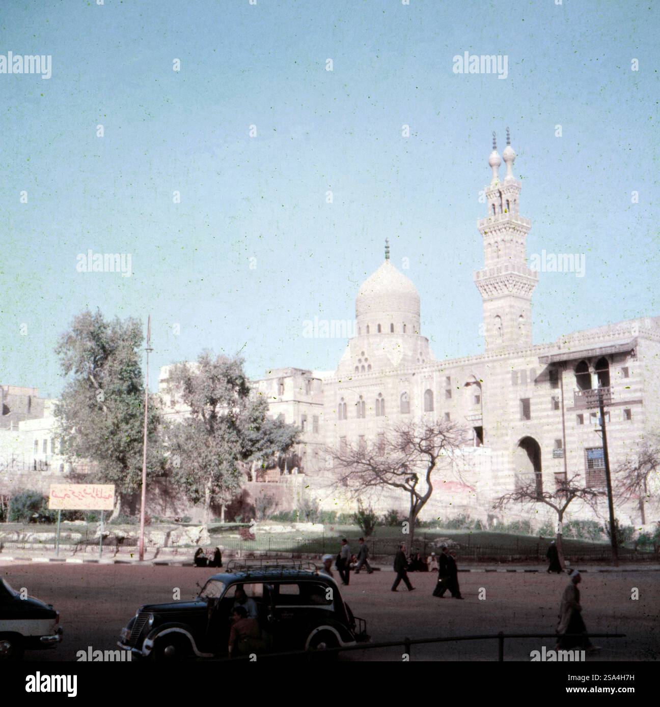 Straßenszene hinter der Al-Rifai-Moschee in der Altstadt von Kairo ...