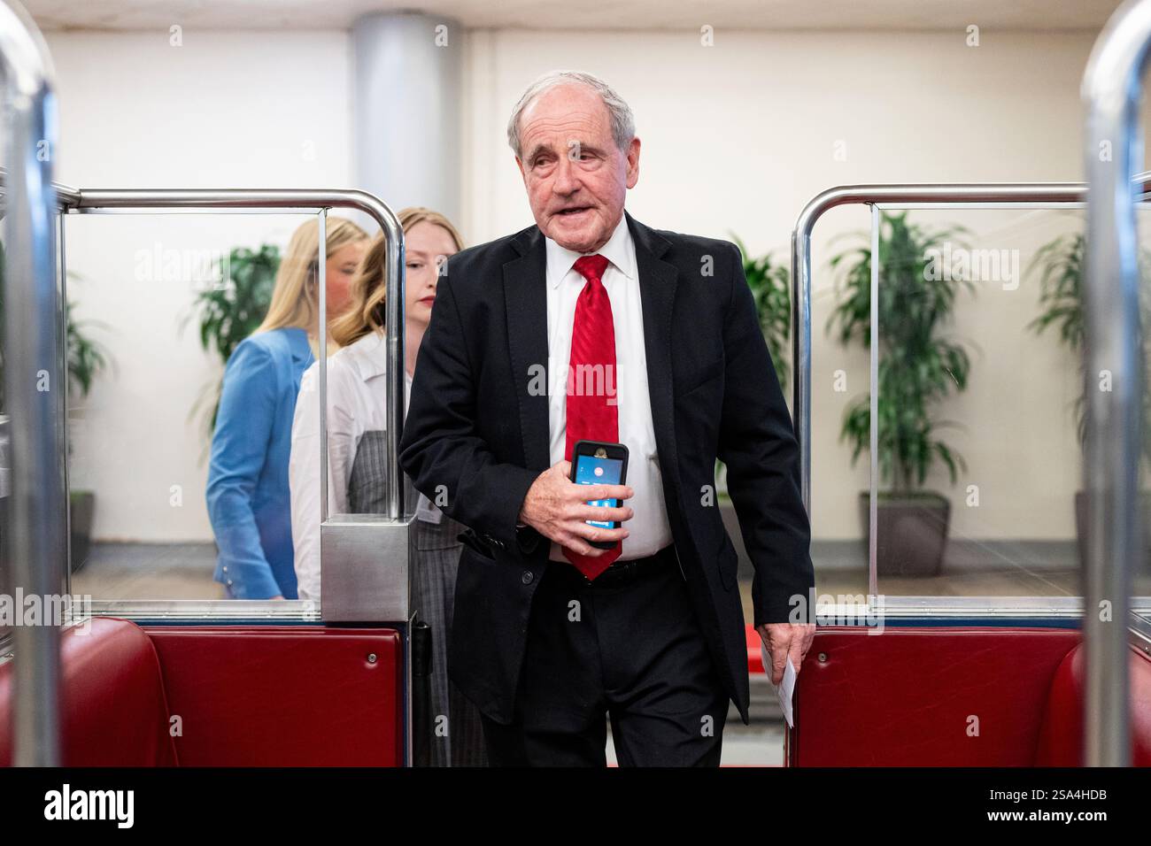 UNITED STATES - JANUARY 28: Sen. Jim Risch, R-Idaho, boards the Senate ...