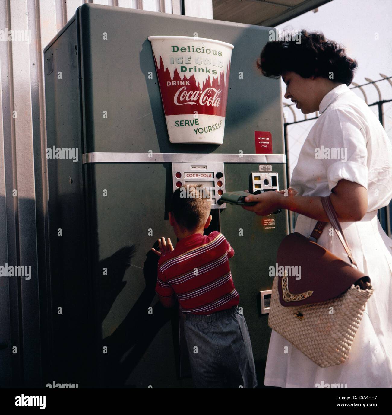 Mutter und Sohn am Coca Cola Automat, USA 1962. Mother and son enjoy a drink from a Coca Cola ...