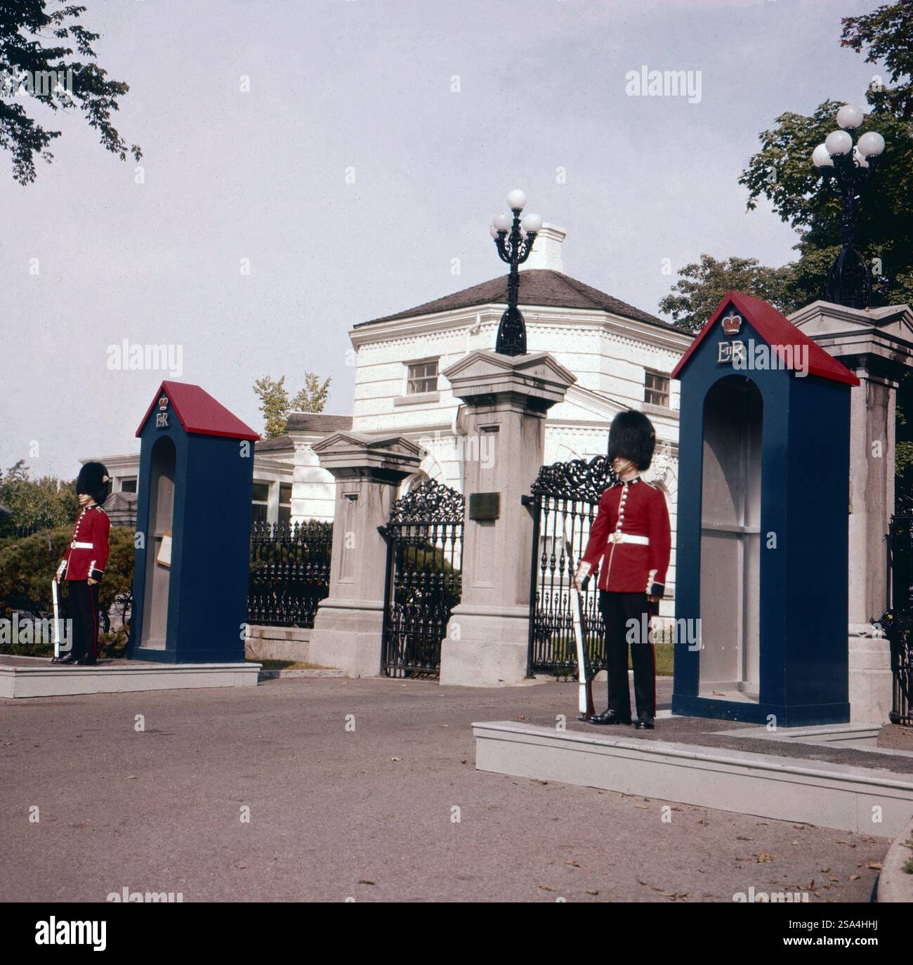 Soldaten in der zeremoniellen Uniform mit Bärenfellmütze bewachen den ...