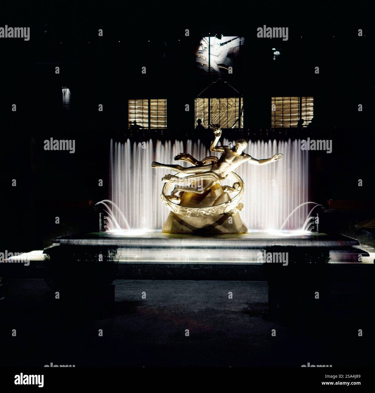 Prometheus Statue mit Wasserfontänen auf der Rockefeller Plaza in ...