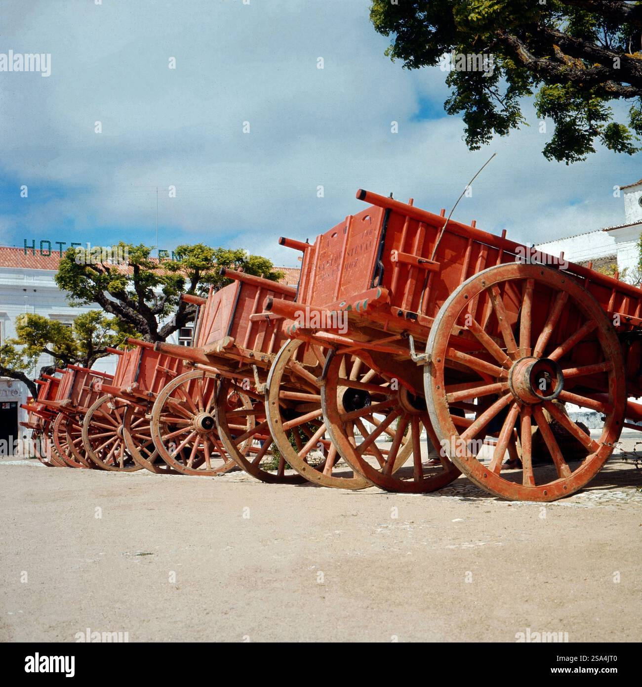 Einachsige Karren in der Stadt Estremoz, Portugal 1965. Two wheel carts ...