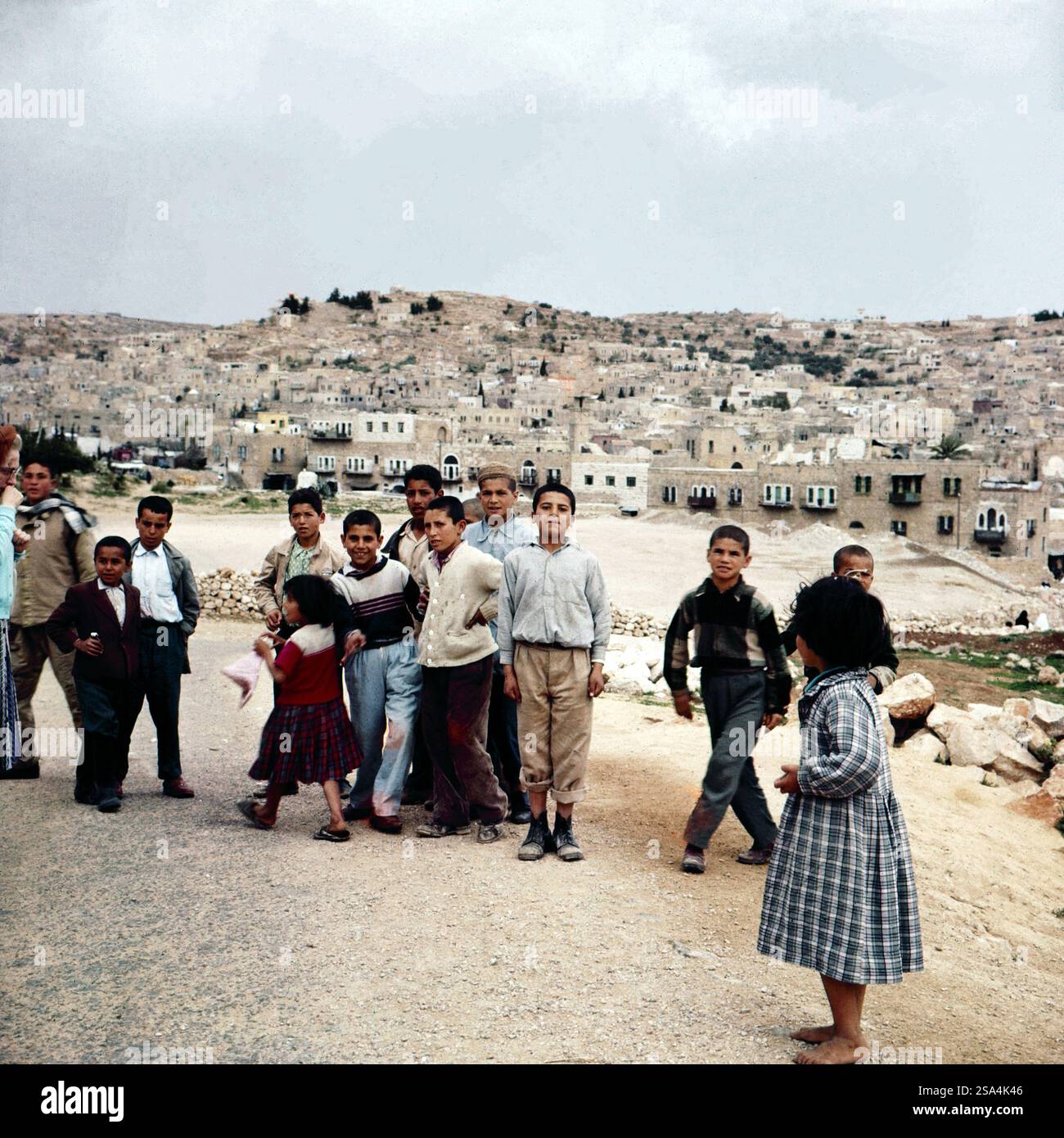 Kinder posieren für ein Foto in Palästina 1963. Children pose for a ...