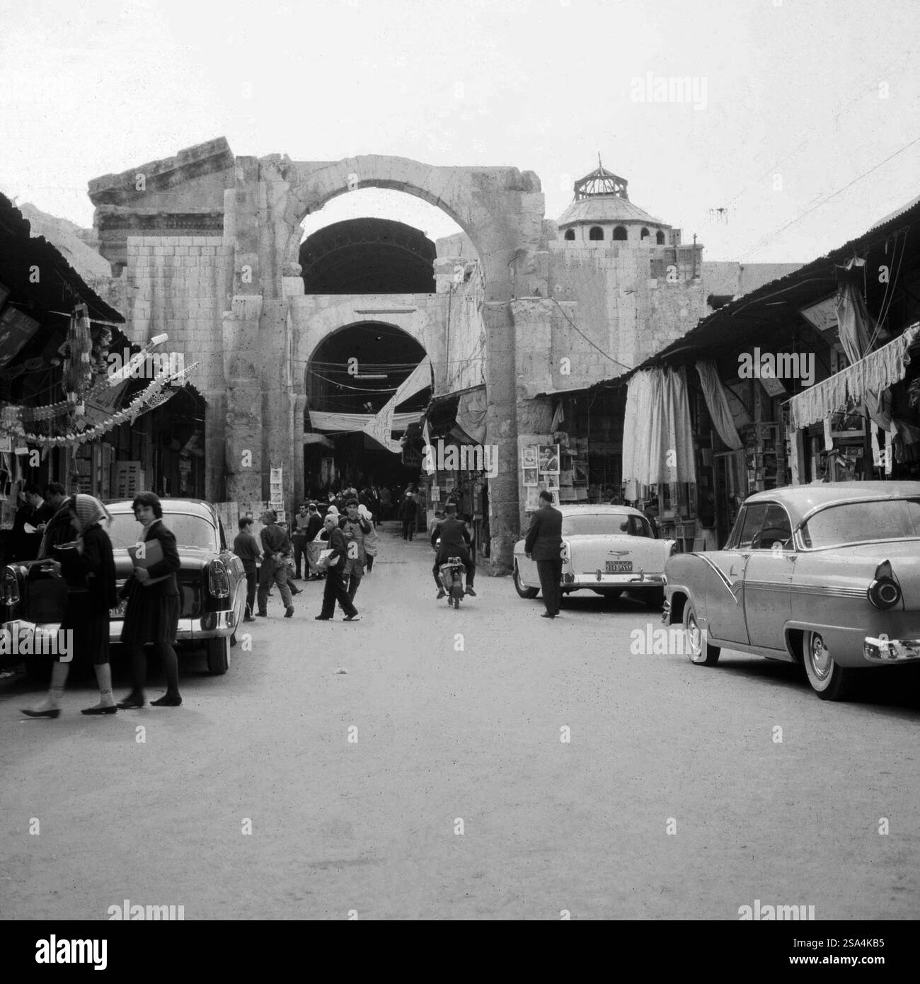 Eingang zum al Hamidiyah Souk in Damaskus, Palästina 1963. Entrance ...