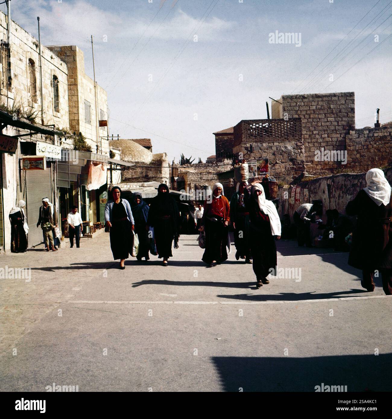 Straßenszene in Jerusalem, Palästina 1963. Street scene at Jerusalem ...