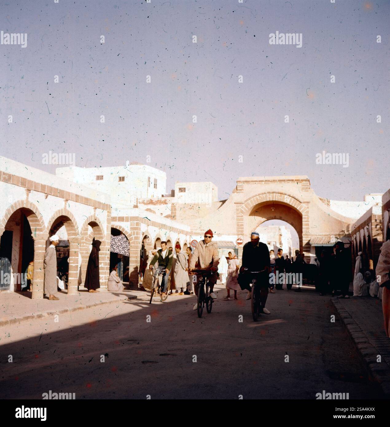 Passanten in der Altstadt von Essaouira, Marokko 1959. Passers-by in ...