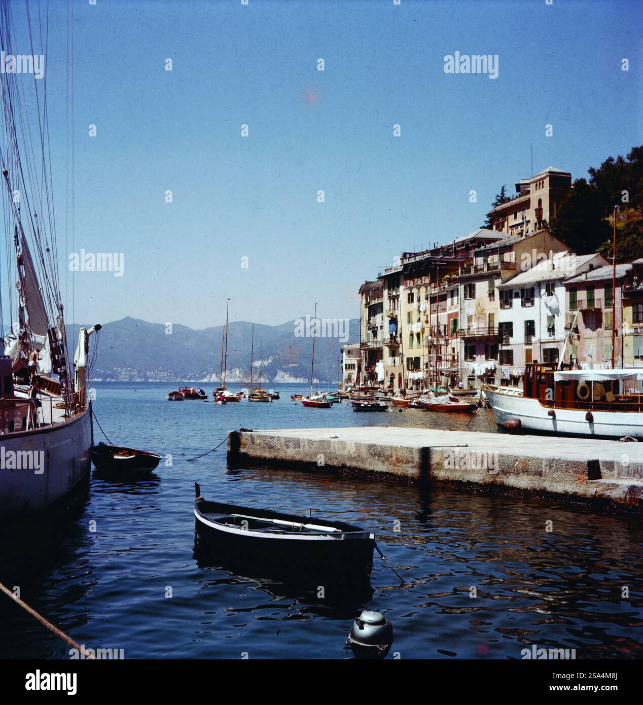 In der Bucht von Portofino in Ligurien, Italien 1956. In the bay of ...