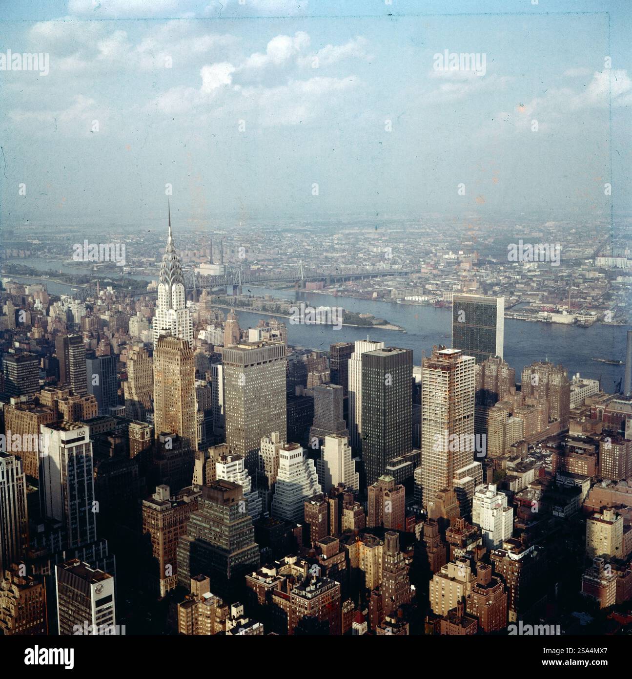 Blick über Manhattan vom Empire State Building, links das Chrysler ...