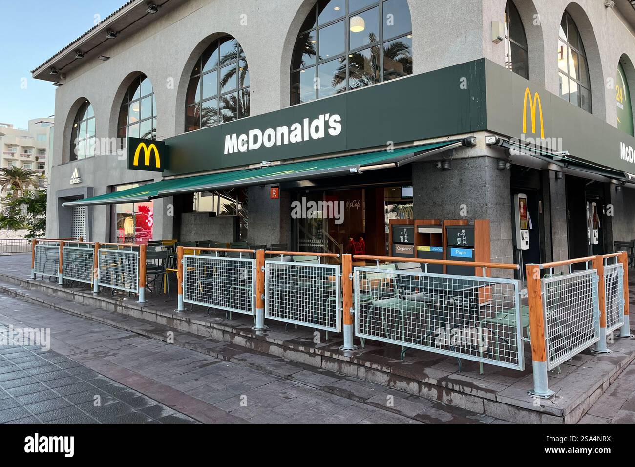 Mcdonalds in playa de las americas hi-res stock photography and images ...