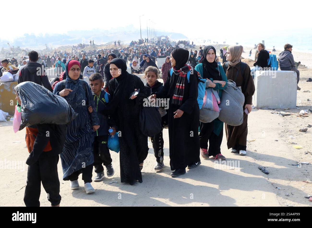Displaced Palestinians making their way back on foot from the southern ...