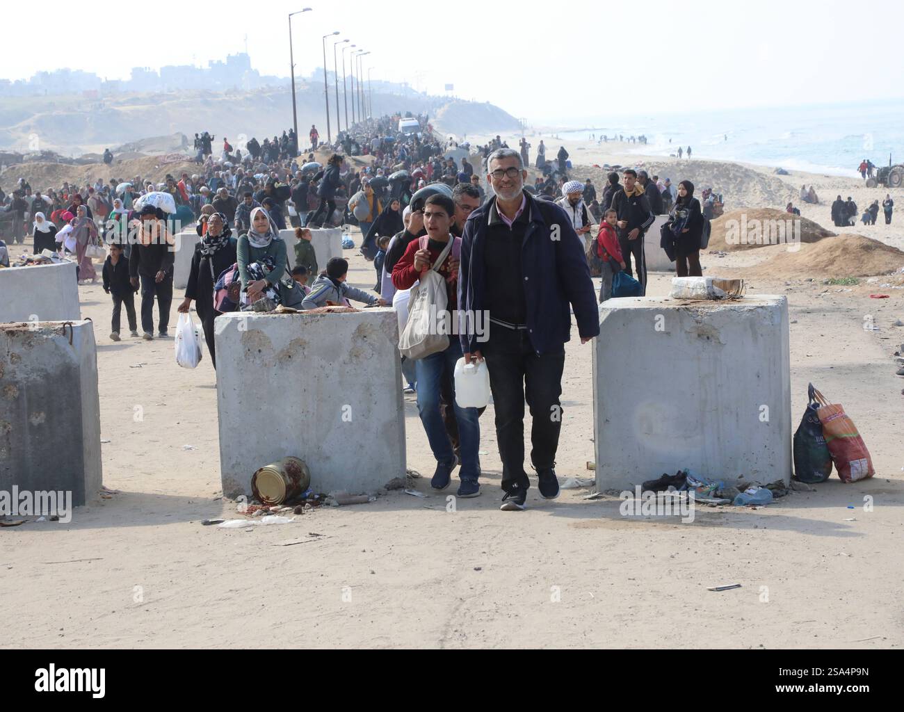 Displaced Palestinians making their way back on foot from the southern ...