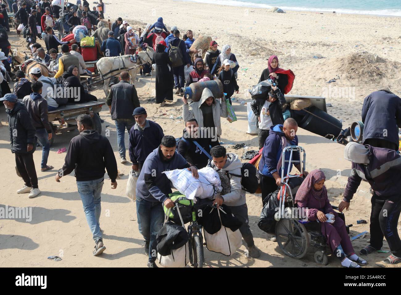 Displaced Palestinians making their way back on foot from the southern ...