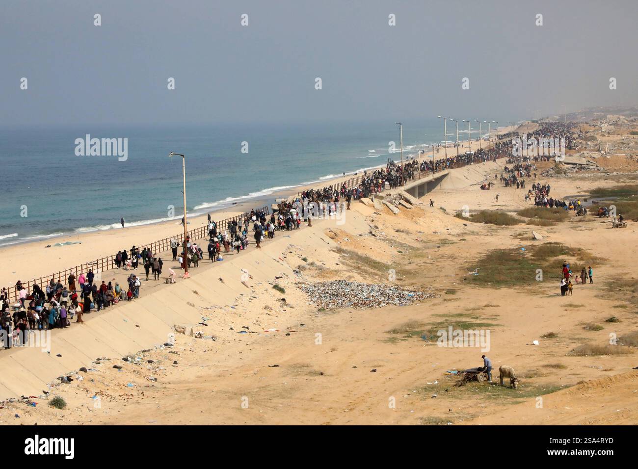 Displaced Palestinians making their way back on foot from the southern ...