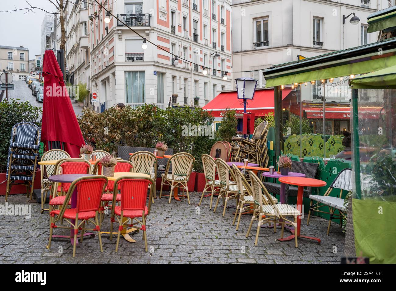 Parisian street cafe tables hi-res stock photography and images - Alamy