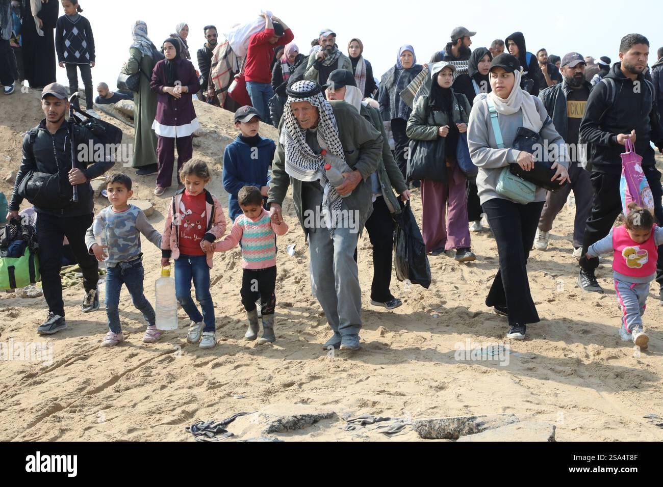 Displaced Palestinians making their way back on foot from the southern ...
