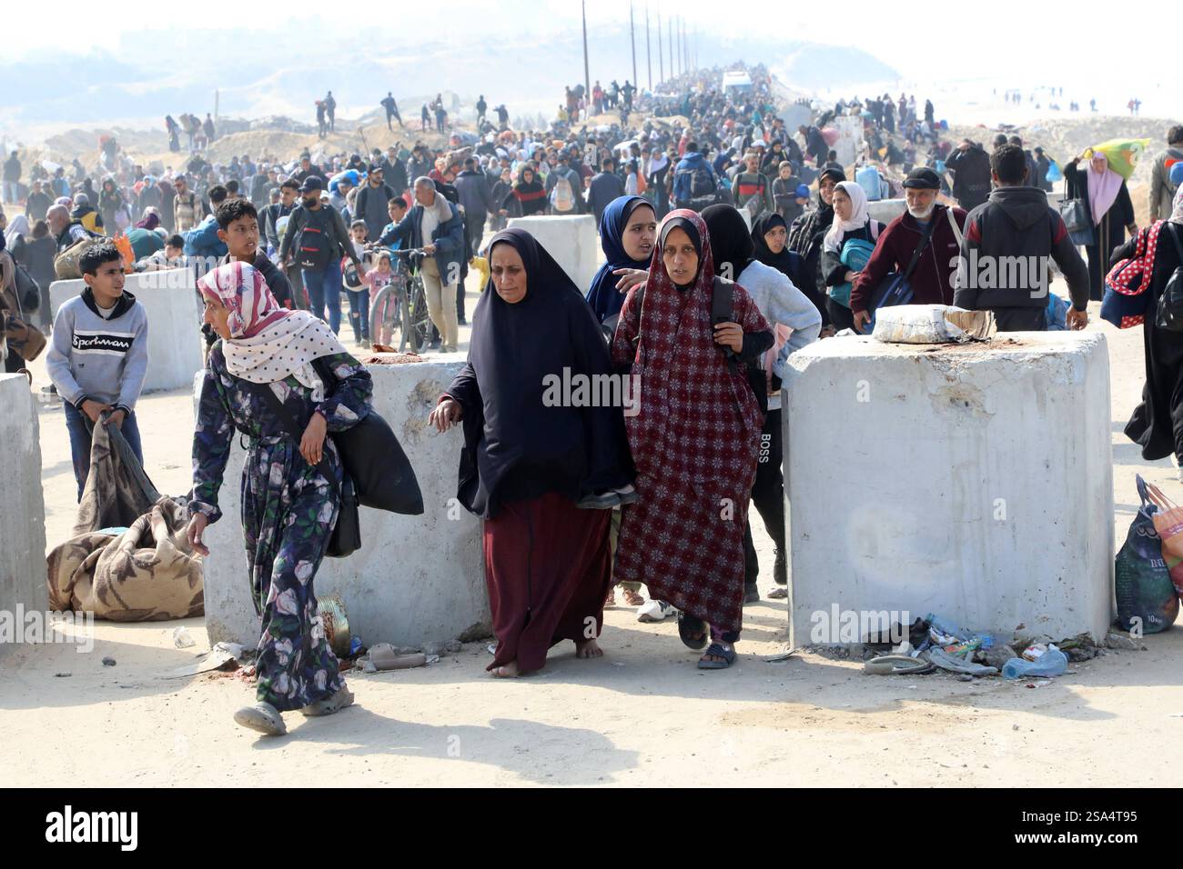 Displaced Palestinians making their way back on foot from the southern ...