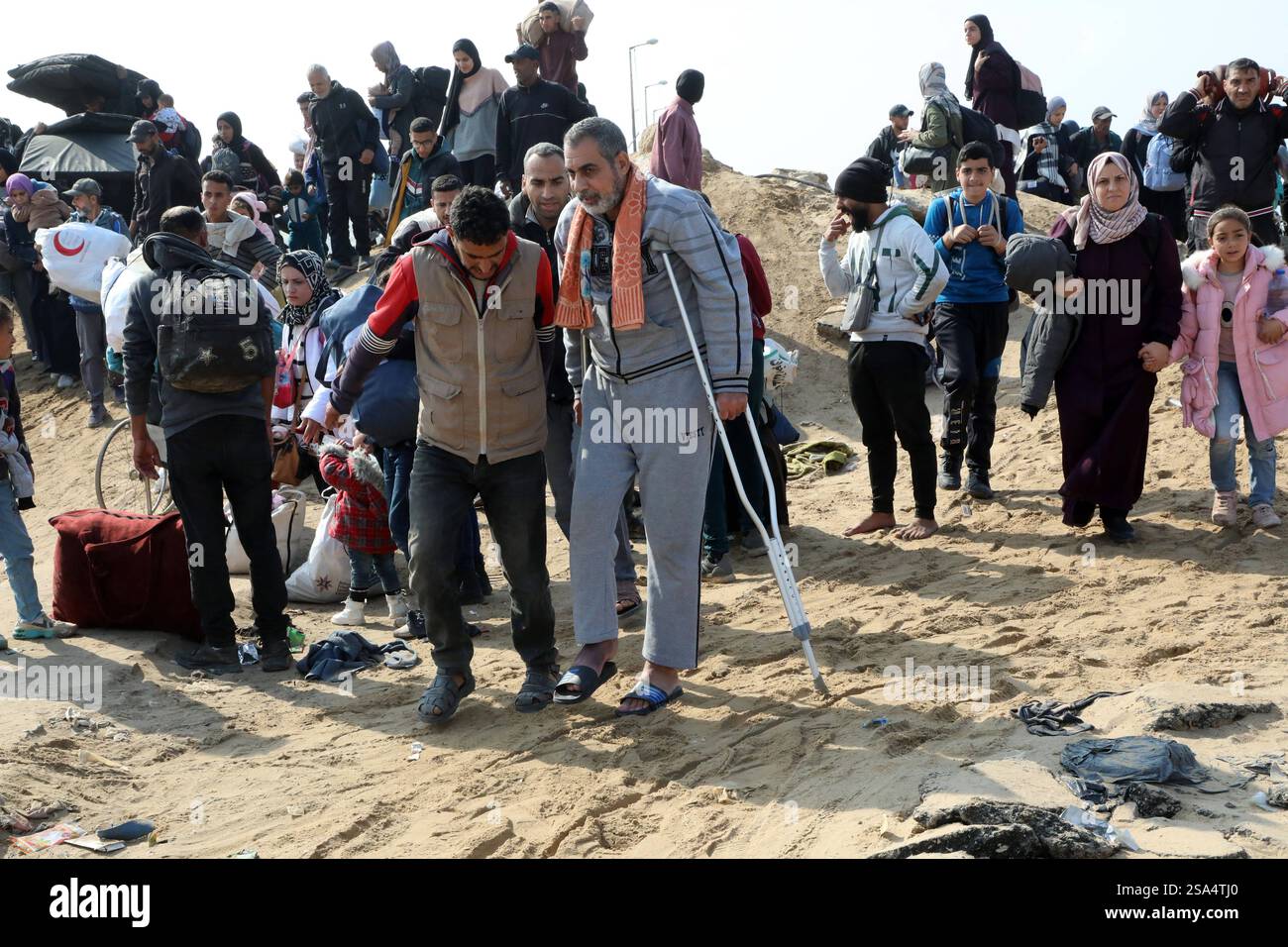 Displaced Palestinians making their way back on foot from the southern ...