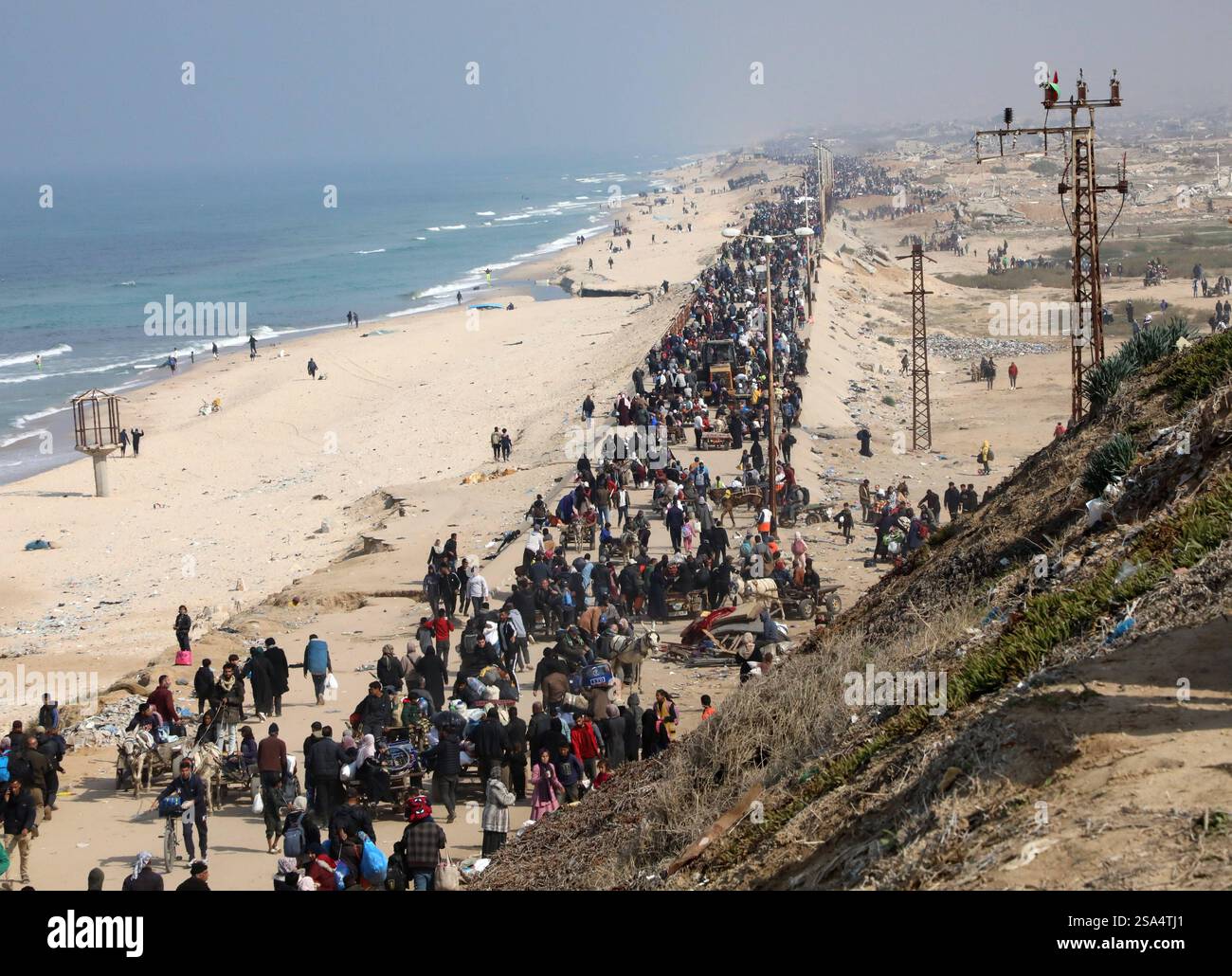 Displaced Palestinians making their way back on foot from the southern ...