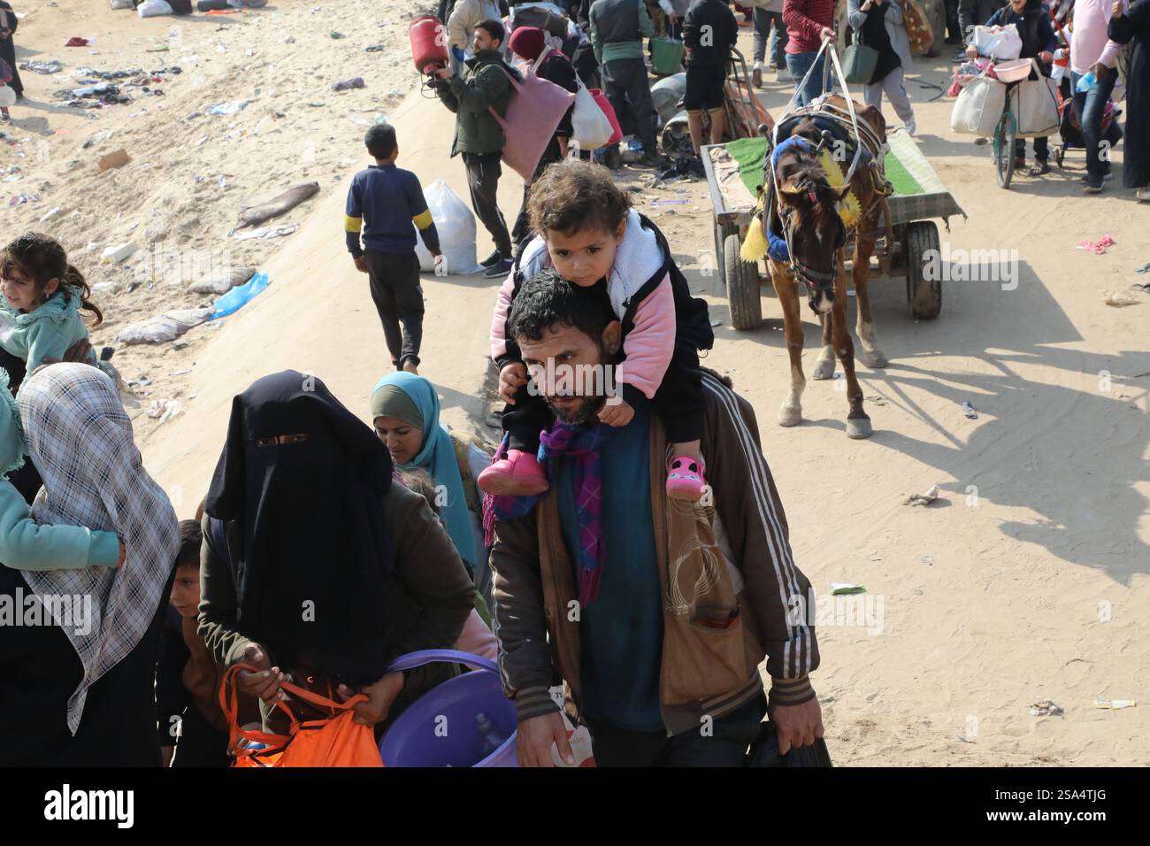 Displaced Palestinians making their way back on foot from the southern ...