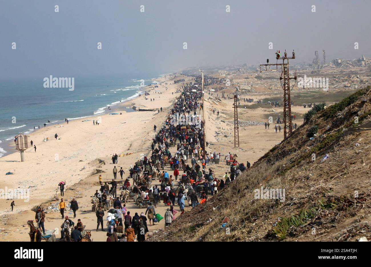 Displaced Palestinians making their way back on foot from the southern ...