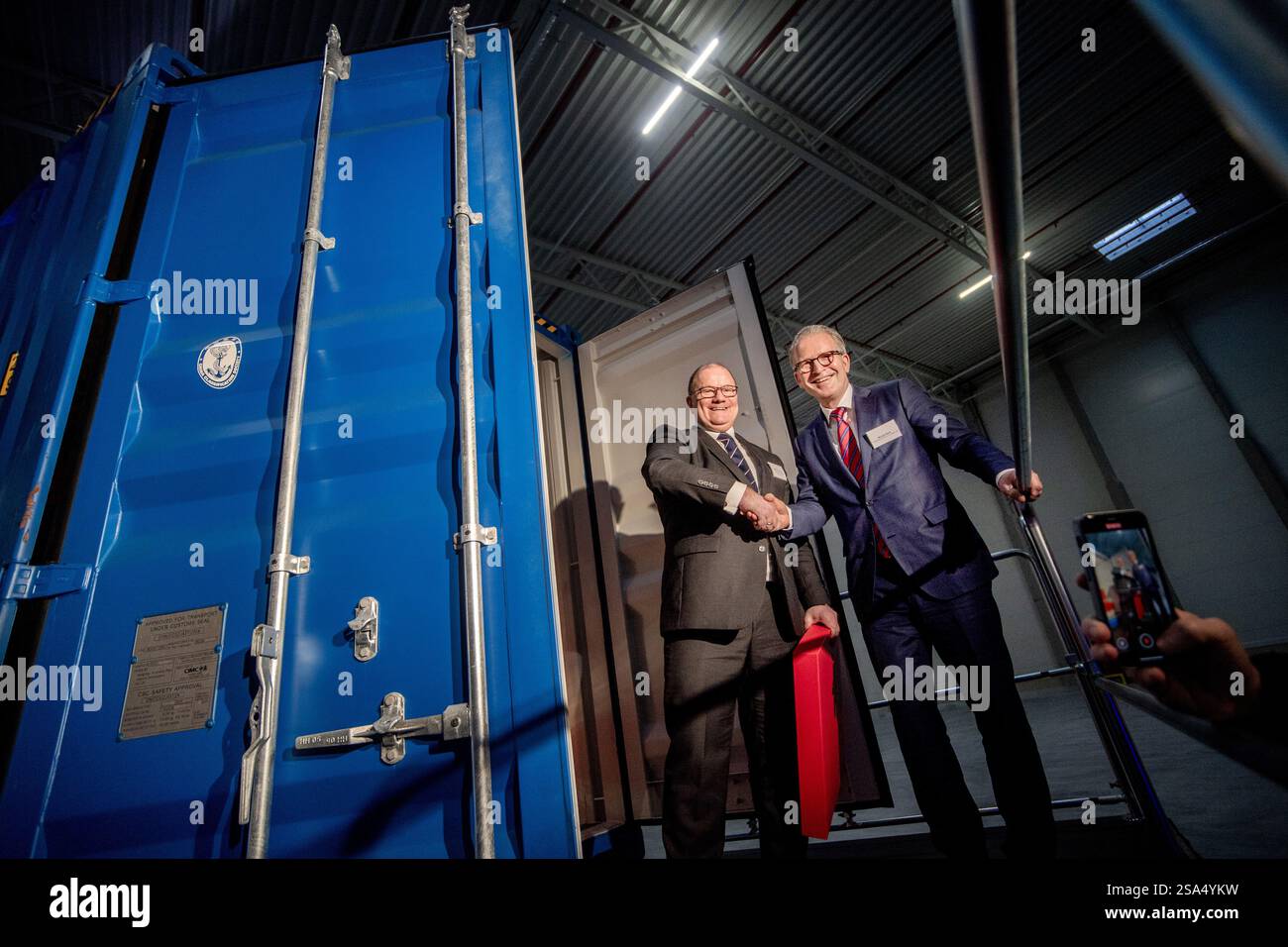 Wilhelmshaven, Germany. 24th Jan, 2025. Marc-Oliver Hauswald (l ...
