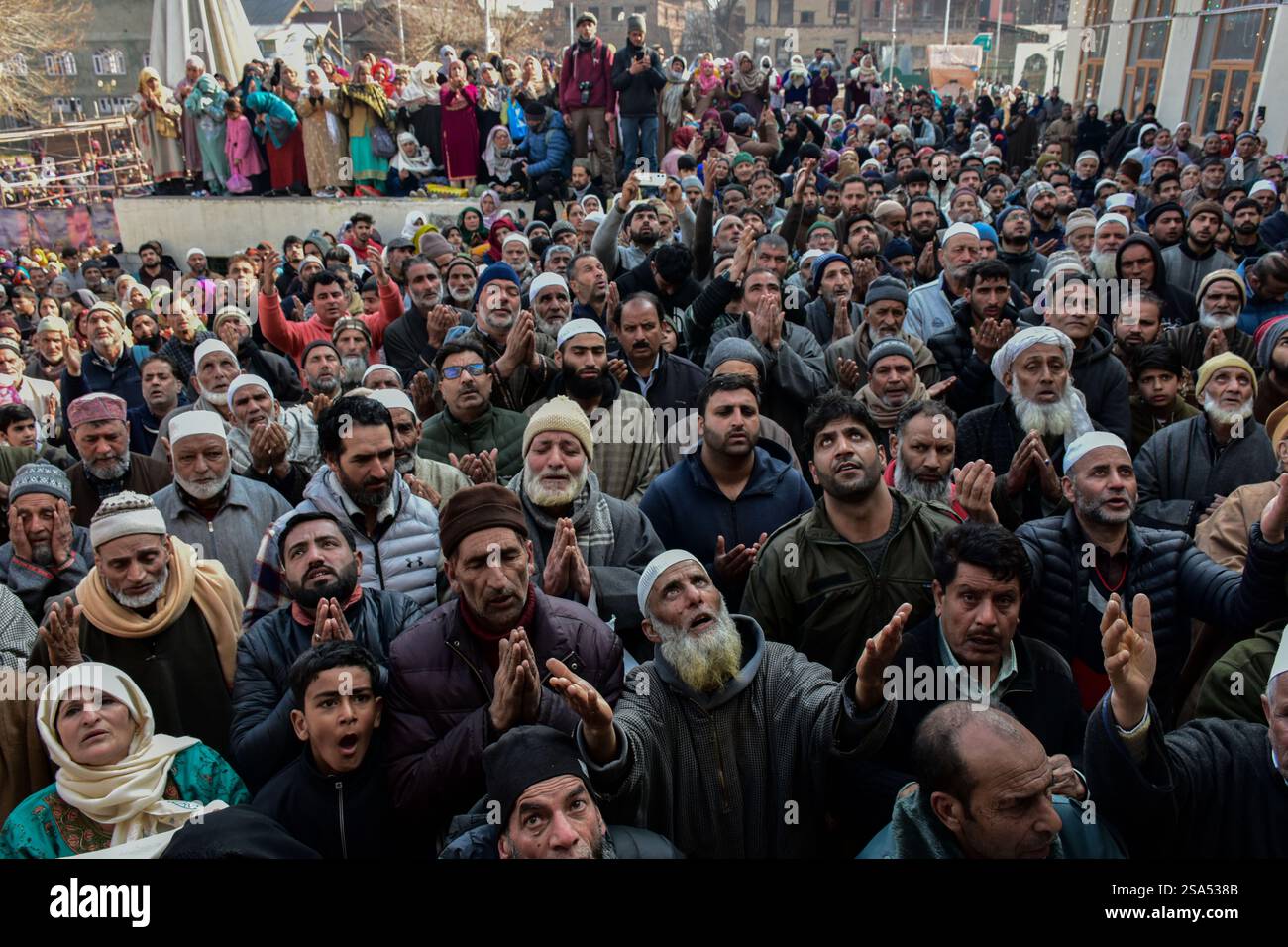Srinagar, India. 28th Jan, 2025. Kashmiri Muslim devotees pray upon ...
