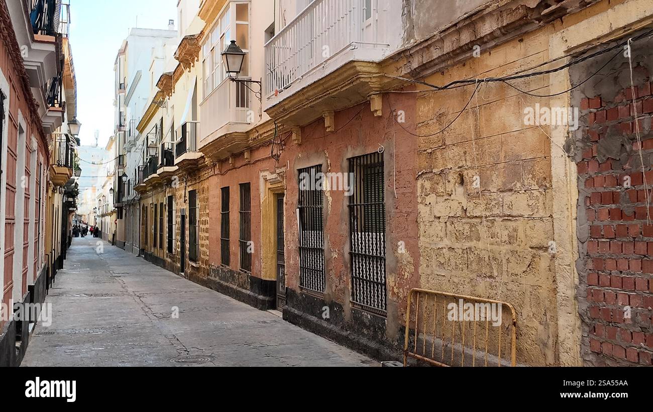 Narrow side street in Cádiz with old, decaying buildings, quiet and ...