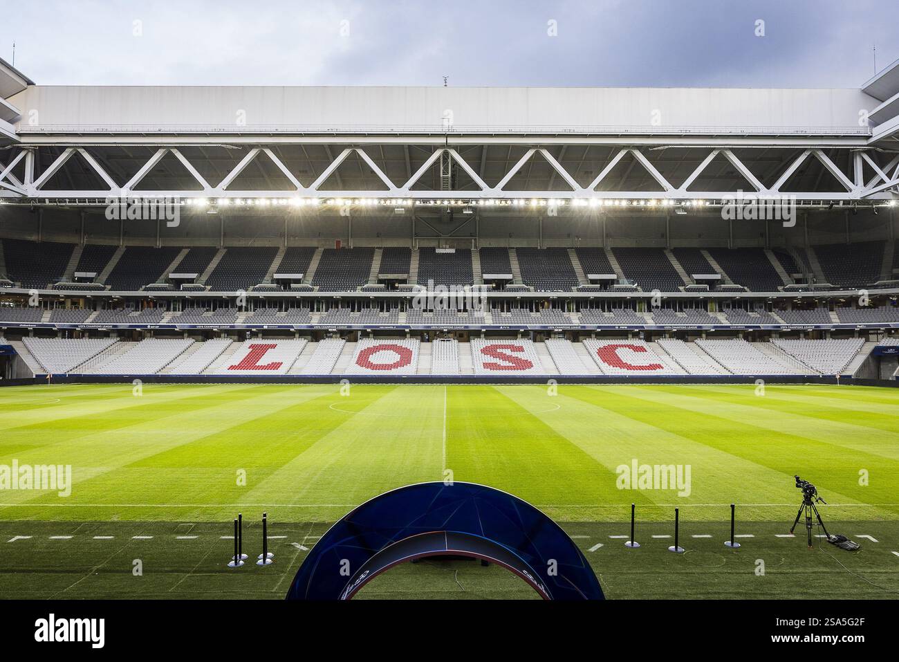 Lille, France. 28th Jan, 2025. LILLE, 28-01-2025. Decathlon Arena Stade ...