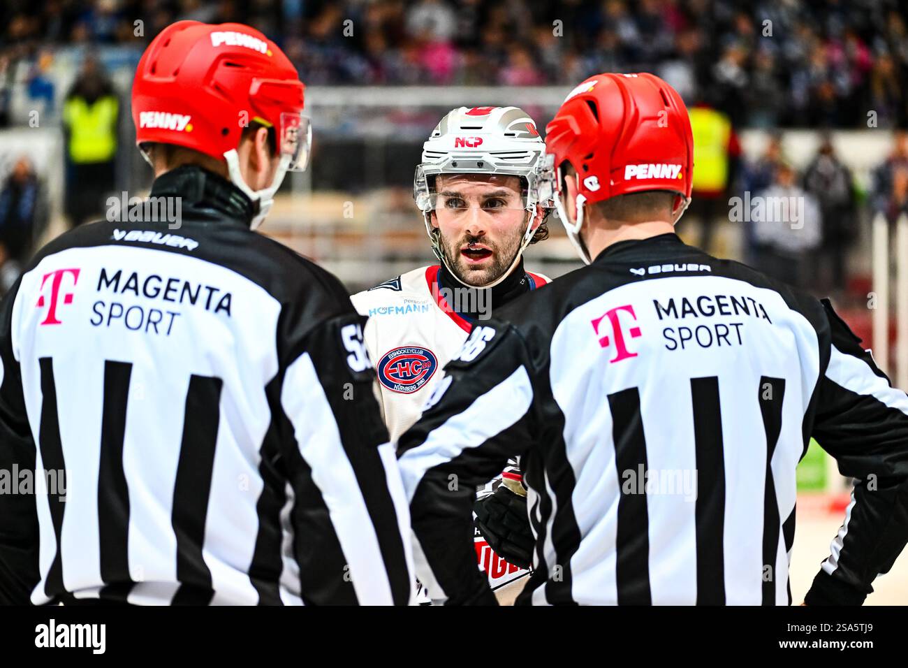 Evan Barratt (Nuernberg Ice Tigers, #10) im Gespräch mit dem ...