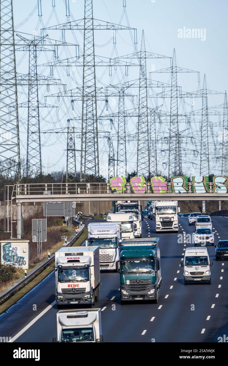 Autobahn A57 bei Kaarst im Rhein-Kreis Neuss, Blick Richtung Autobahnkreuz Kaarst, starker ...