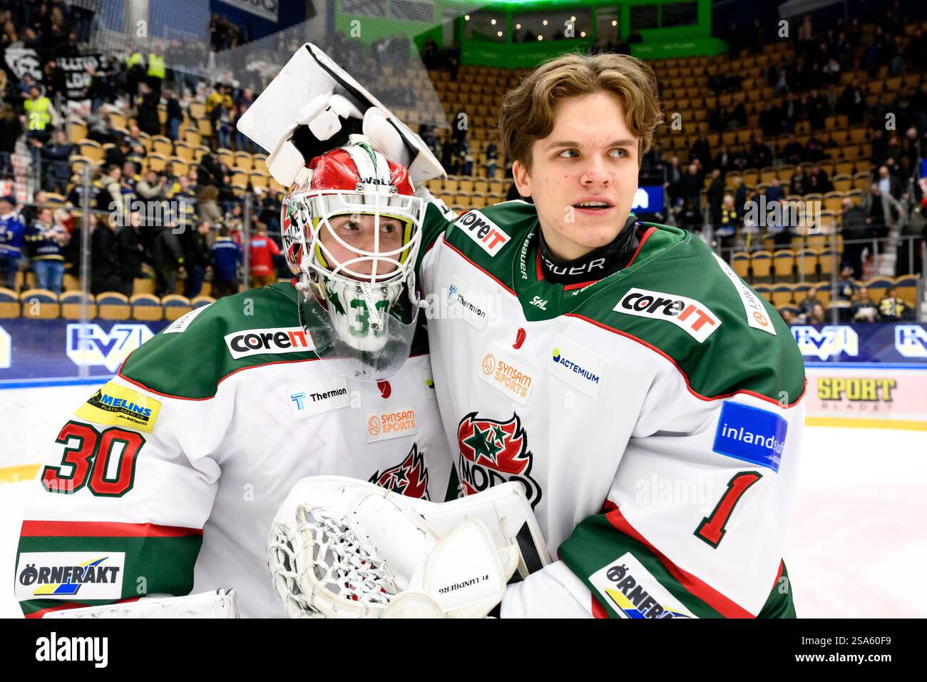 250128 Modos målvakt Lassi Lehtinen och målvakt Ebbe Lundberg jublar efter ishockeymatchen i SHL ...