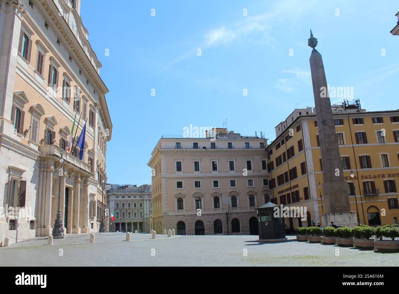 Elegant renaissance buildings in historic rome hi-res stock photography ...