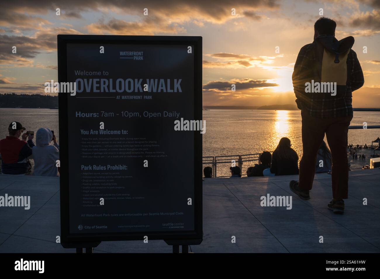 Seattle, USA. 9th Oct 2024. The sunset from the Overlook Walk Park that ...