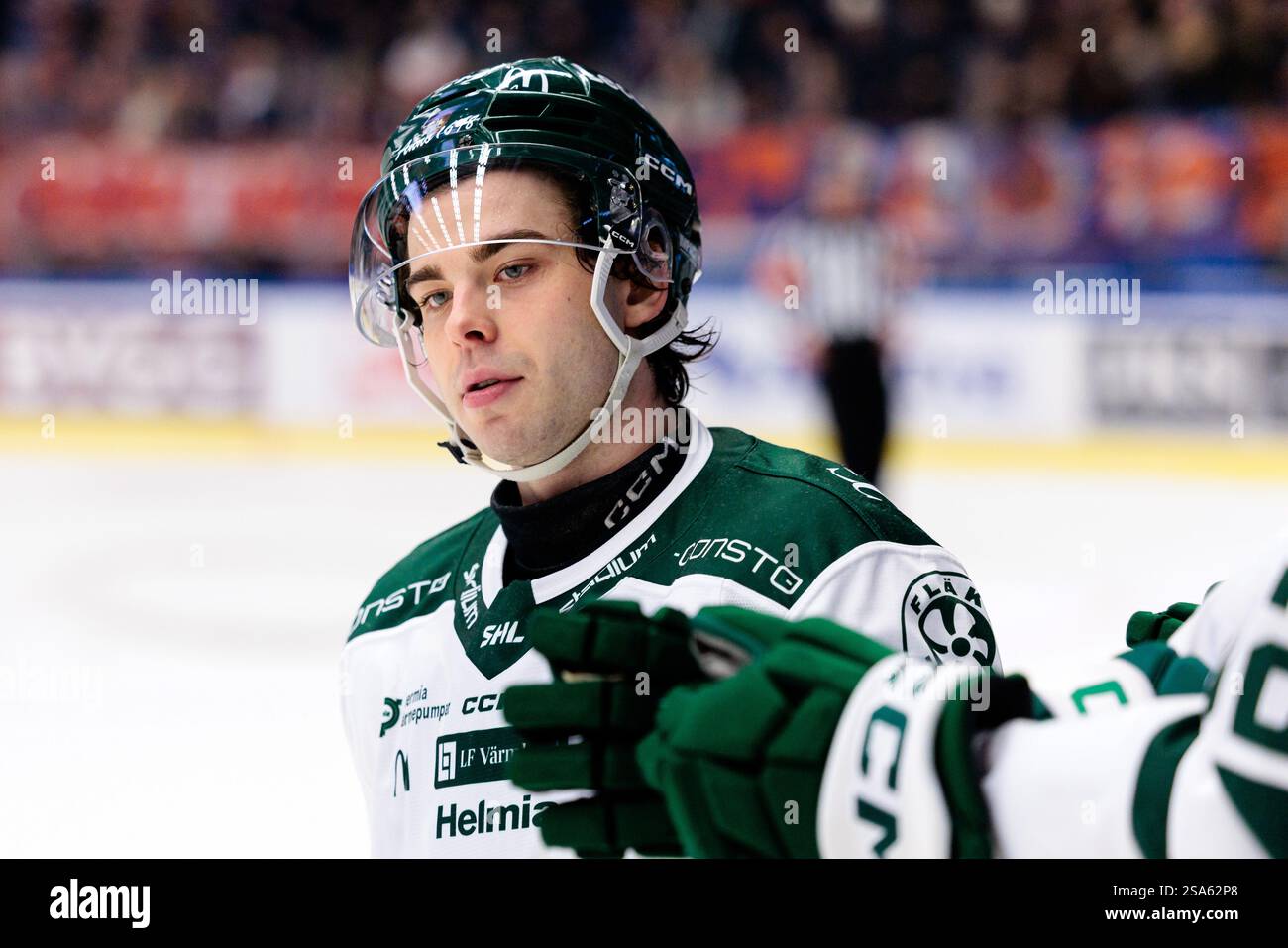 250128 Färjestads Viktor Lodin jublar efter sin straff under ...