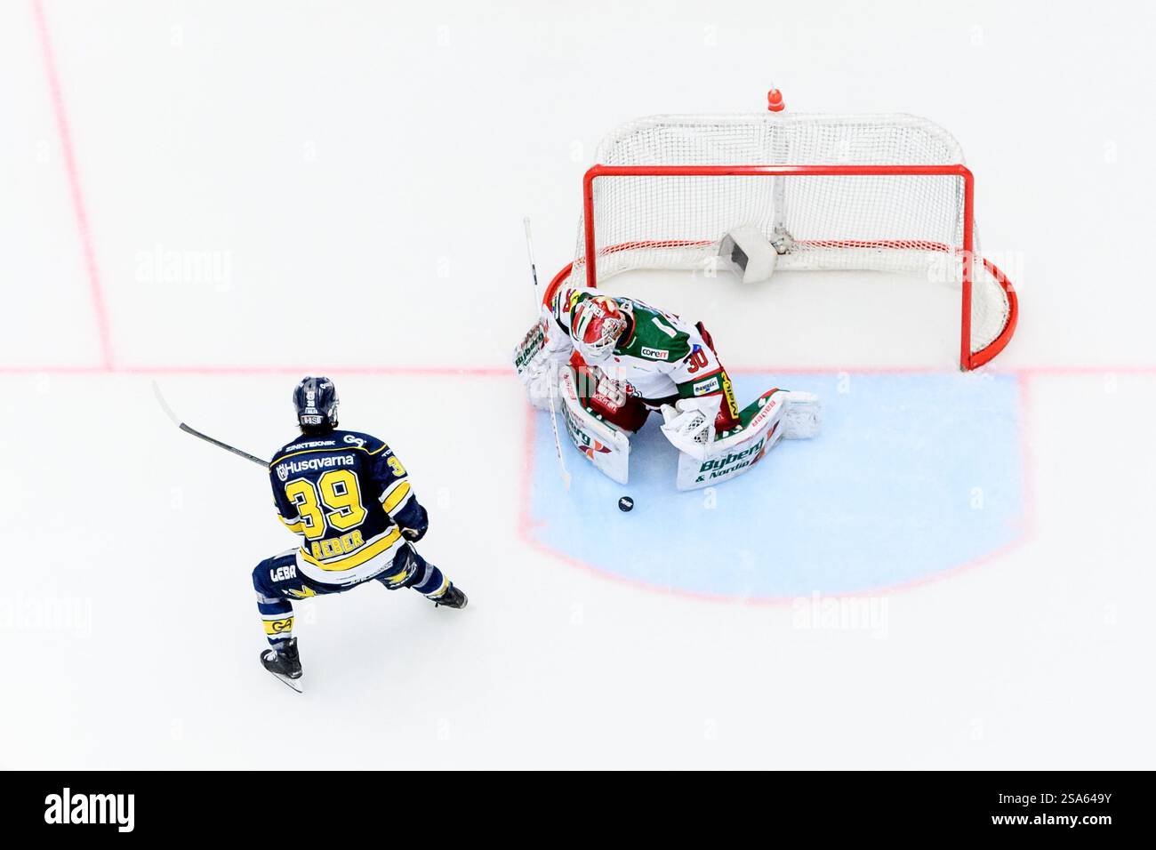 250128 HV71s Jamiro Reber med straff mot Modos målvakt Lassi Lehtinen ...