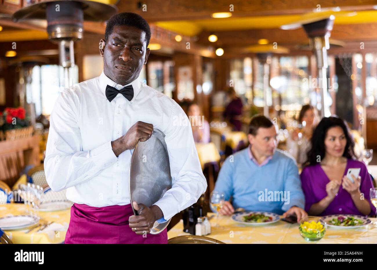 Customer waiter unhappy hi-res stock photography and images - Alamy