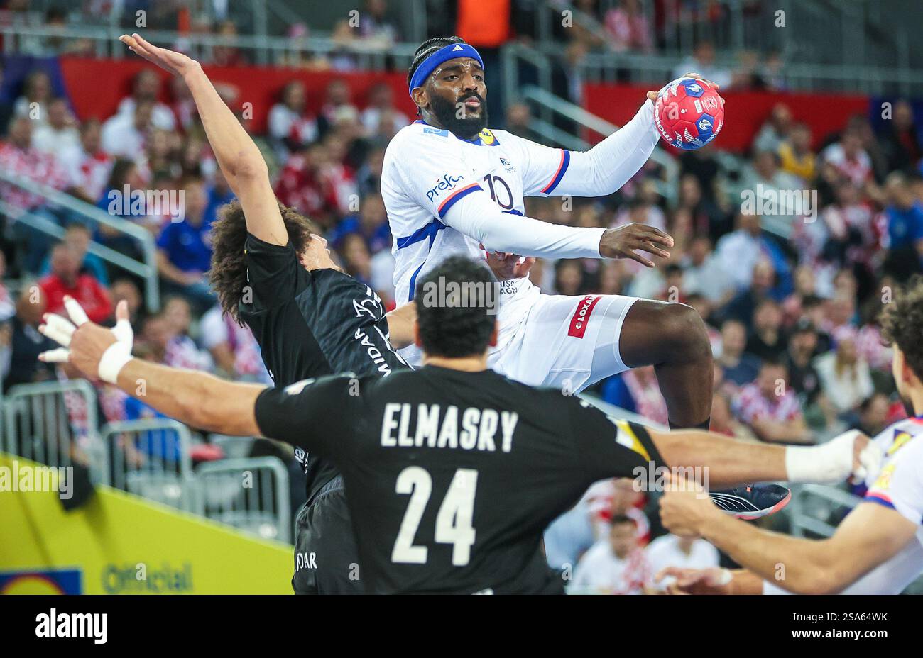 Zagreb, Croatia. 28th Jan, 2025. Dika Mem of France shoots whilst under ...