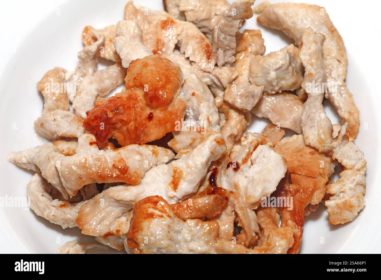 Putenfleisch aus der Massentierhaltung Gebratenes Putenfleisch liegt ...