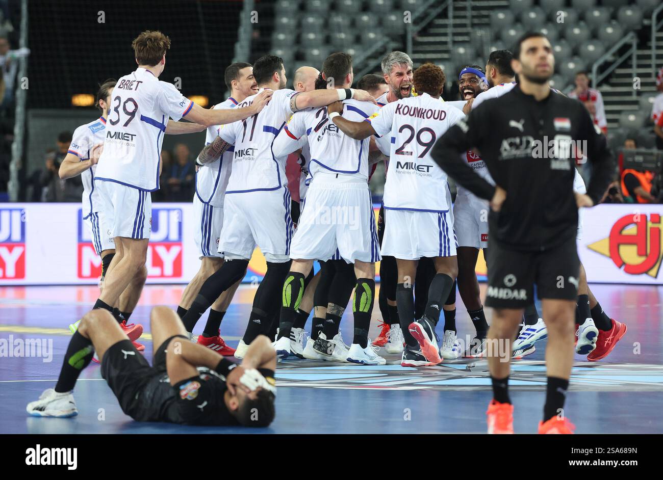 Players of France celebrate after the 2025 IHF Men's Handball World ...