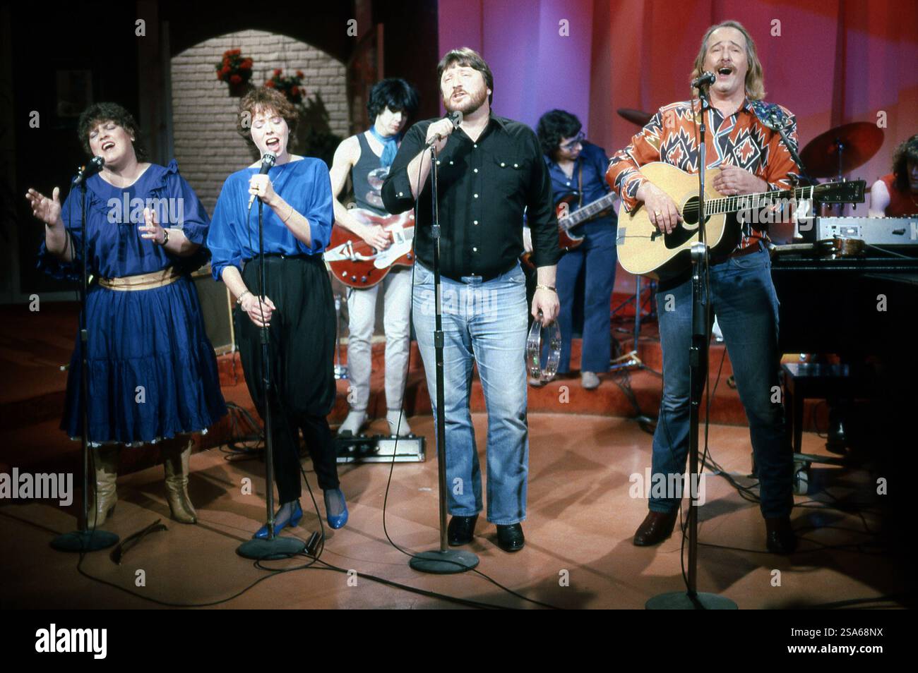 Elaine 'Spanky' McFarlane, MacKenzie Phillips, Denny Doherty and John ...