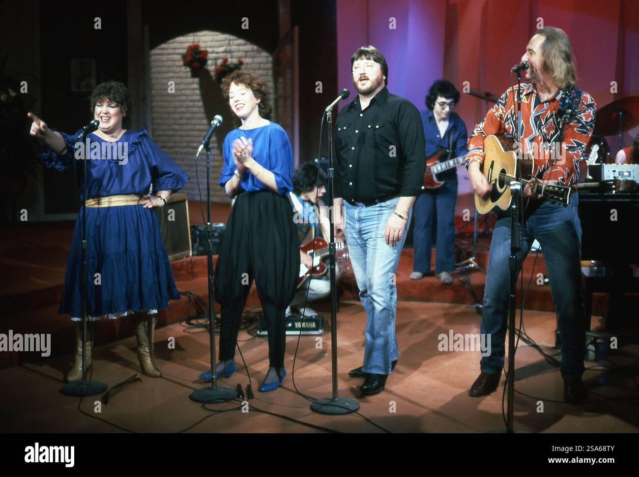 Elaine 'Spanky' McFarlane, MacKenzie Phillips, Denny Doherty and John ...