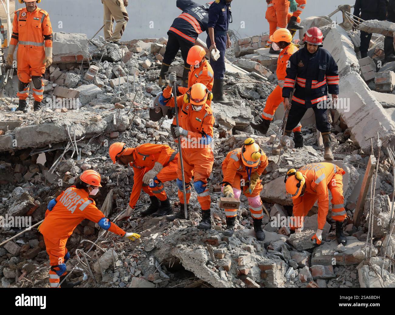 New Delhi, India. 28th Jan, 2025. Members of National Disaster Response ...
