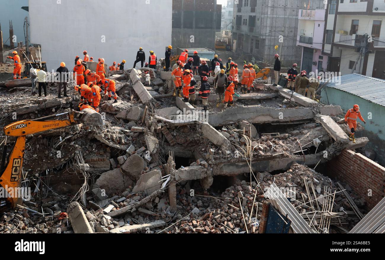 New Delhi, India. 28th Jan, 2025. Members of National Disaster Response ...