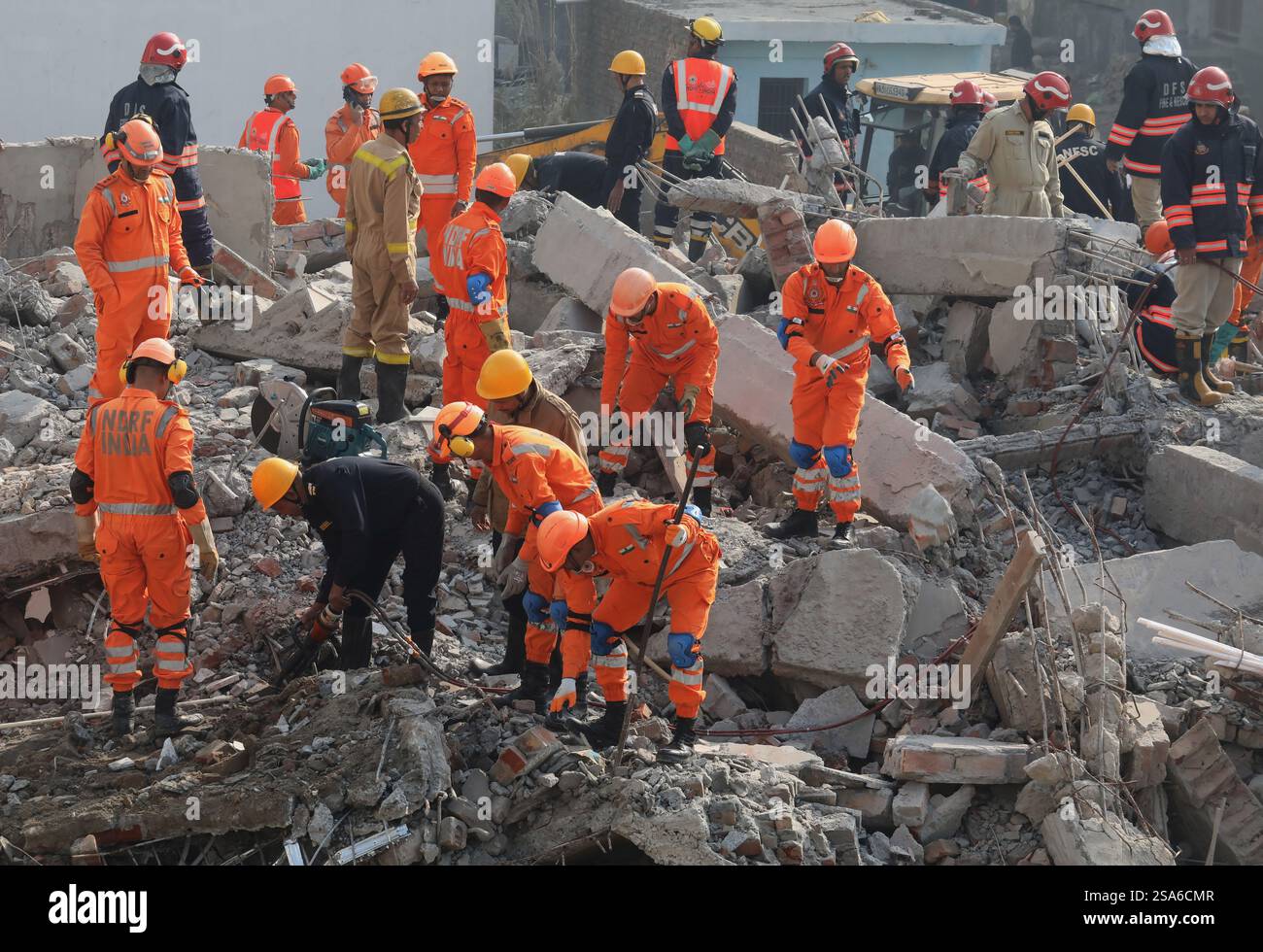 New Delhi, India. 28th Jan, 2025. Members of National Disaster Response ...