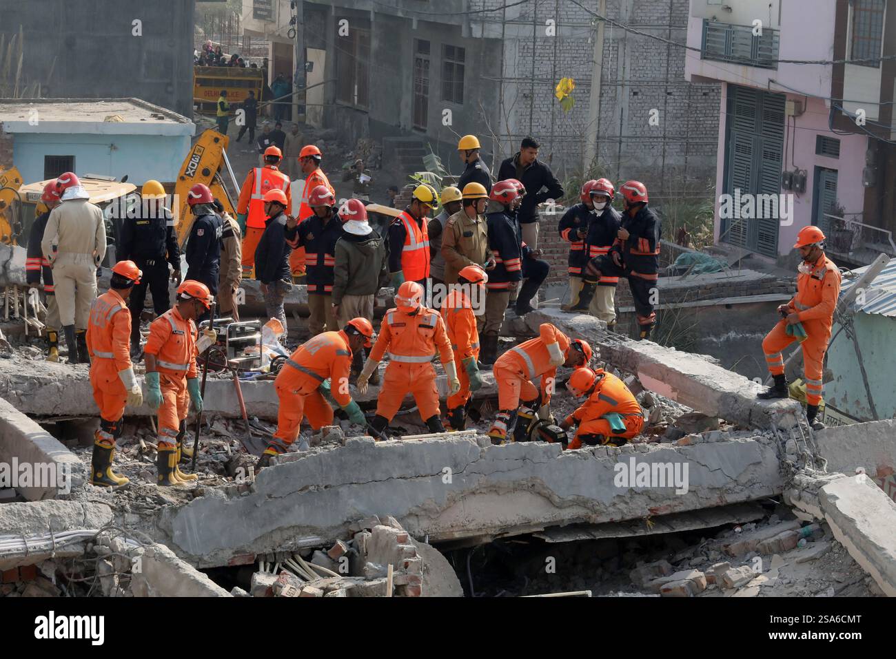 New Delhi, India. 28th Jan, 2025. Members of National Disaster Response ...