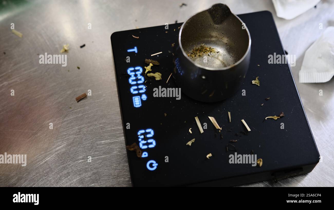 Portioning tea hi-res stock photography and images - Alamy