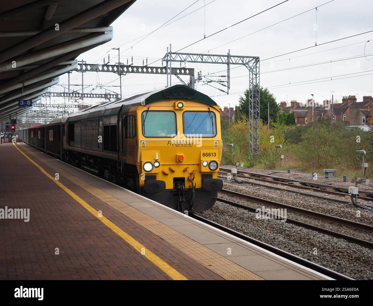 Freightliner Class 66 Locomotive 66613 heads north with an empty ...