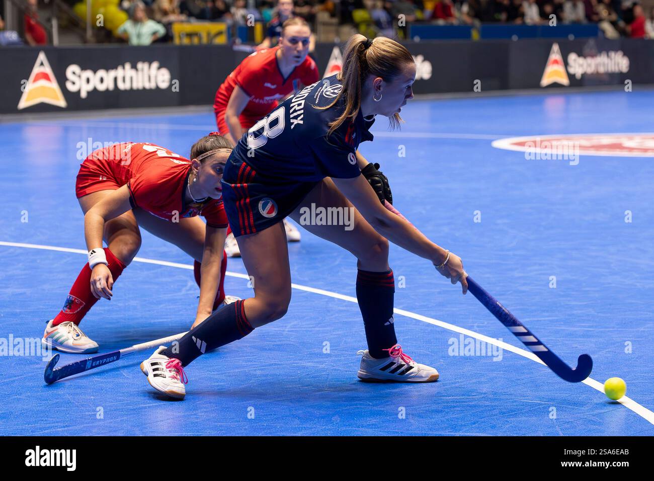 Frankfurt, Deutschland. 26th Jan, 2025. Charlotte Hendrix (Mannheimer HC #48) am Ball & Alina ...