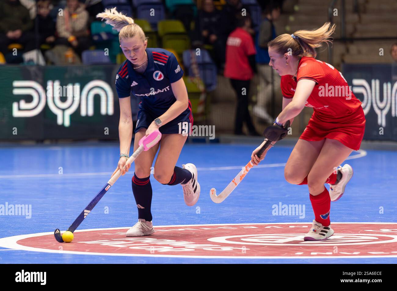 Frankfurt, Deutschland. 26th Jan, 2025. Verena Neumann (Mannheimer HC #19) & Ida-Marie K?llinger ...